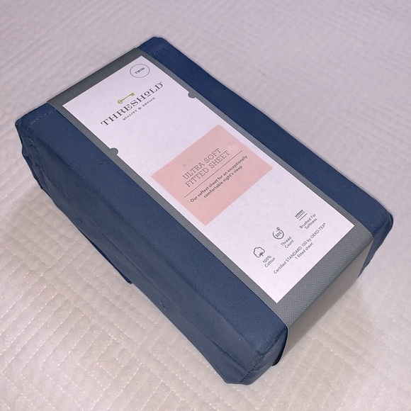 Threshold | Bedding | Nwt 30 Thread Count Metallic Blue Ultra Soft Twin ...